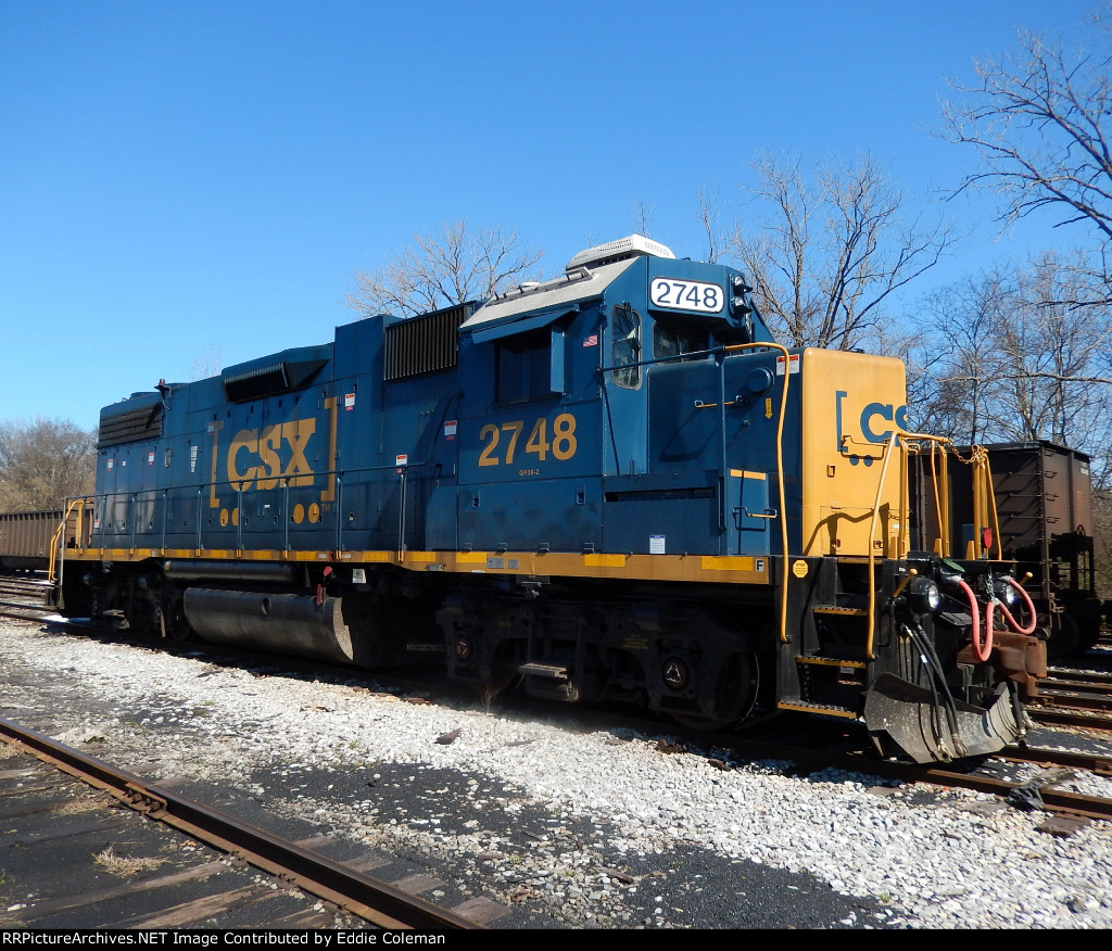 CSX 2748 (GP38-2)